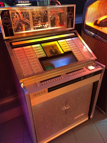 Open mechanism jukebox 45 rpm (single jukebox): Rock Ola Starlet